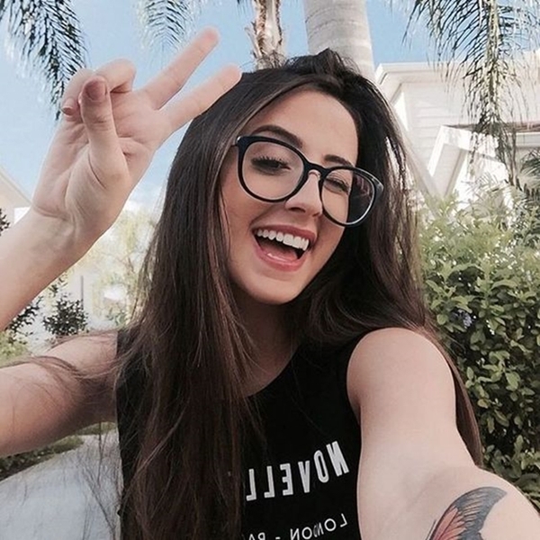 45 Cute Selfie Poses for Girls to Look Super Awesome (12) - Office Salt 45 Cute Selfie Poses for Girls to Look Super Awesome (12) - Office Salt